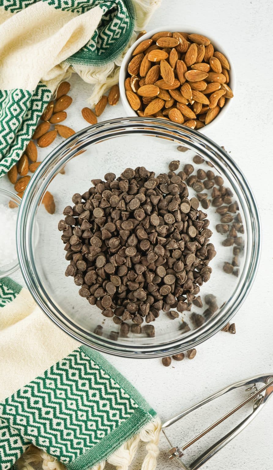 Chocolate Almond Clusters - mom makes dinner